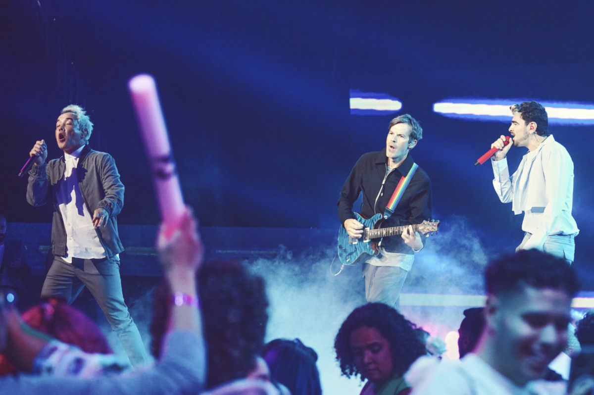 Venezuelan Salsa singer Jonathan Moly and the rock band Hoobastank ...